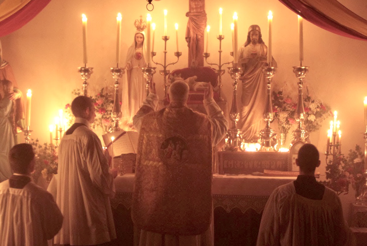 Sursum Oculos: Why the Priest Lifts His Eyes During Mass | liturgy guy
